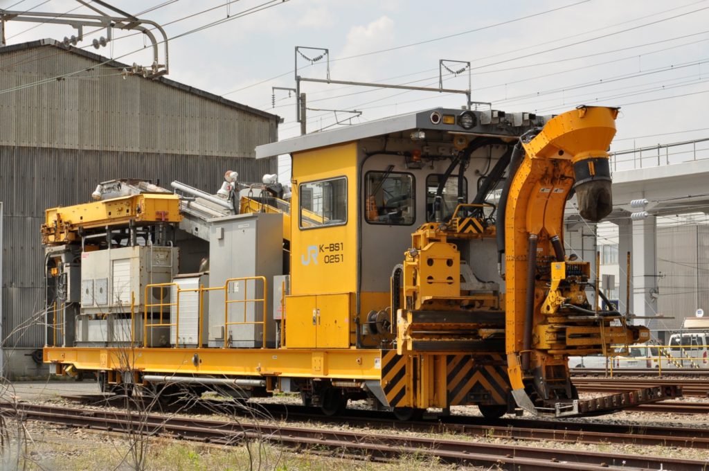 バラスト更新機 | MCDB